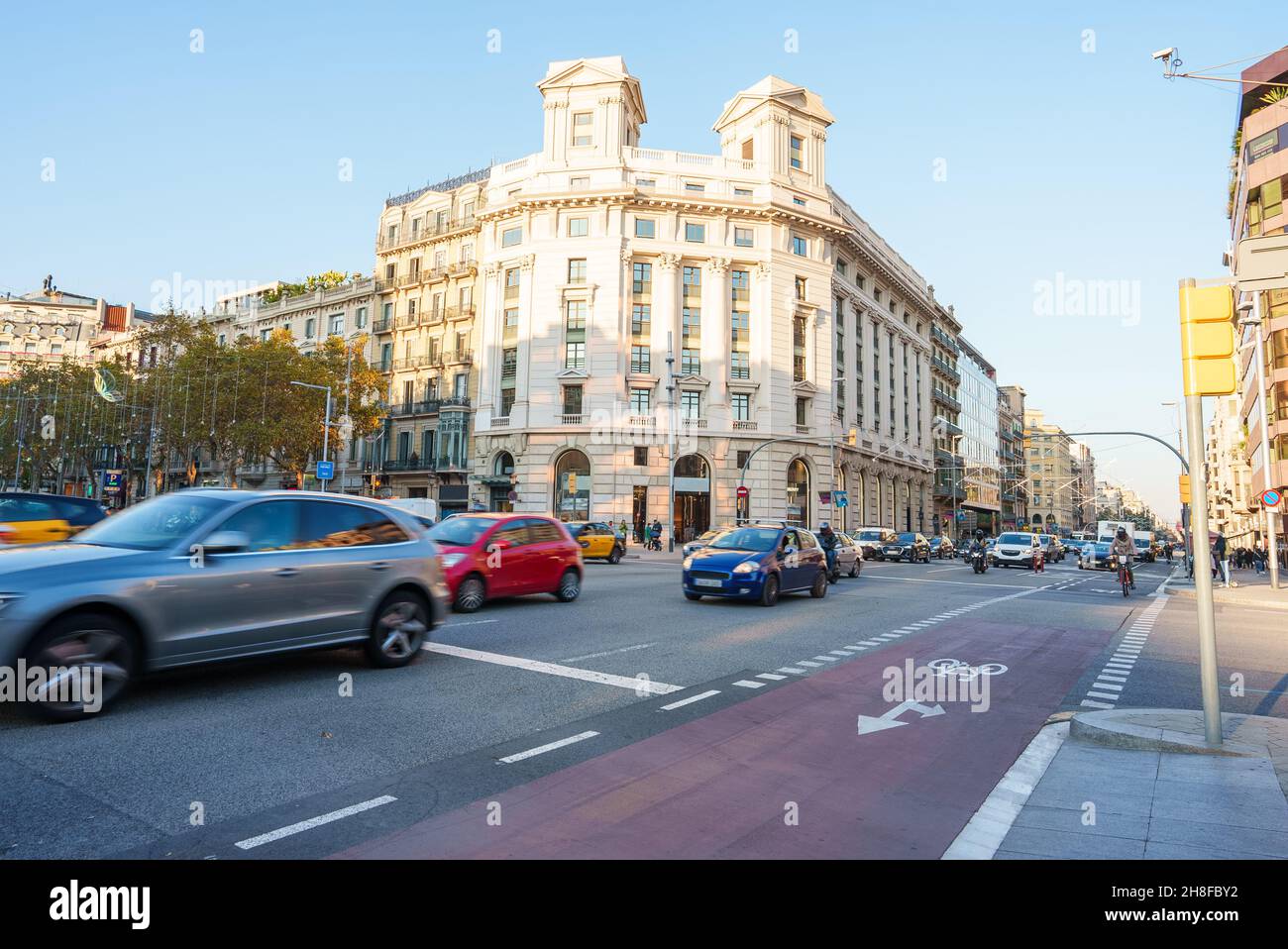 Building on corner road hi-res stock photography and images - Alamy