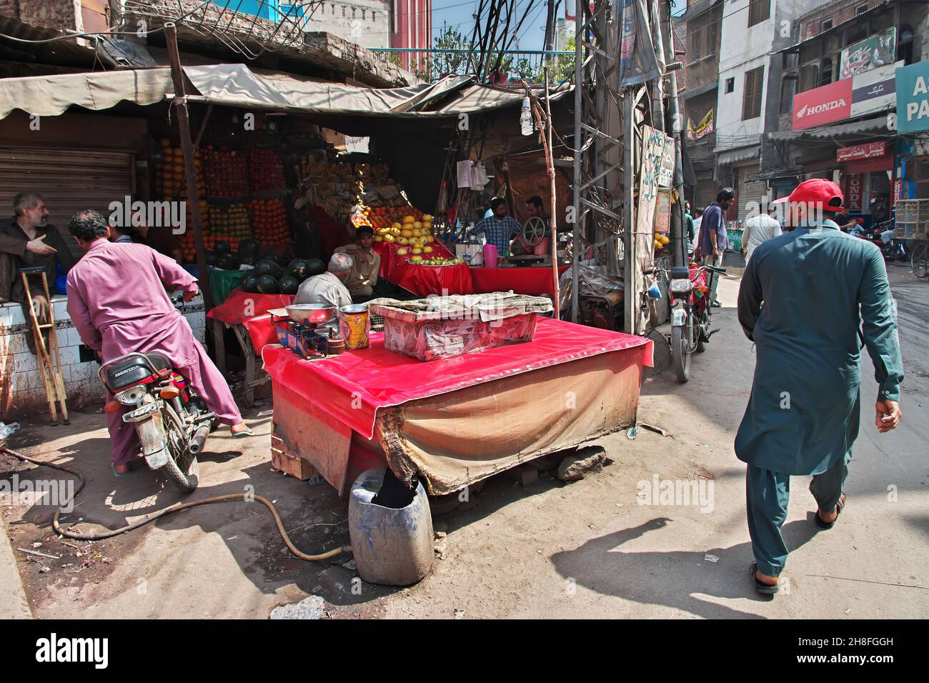 The local market in Lahore, Punjab province, Pakistan Stock Photo - Alamy