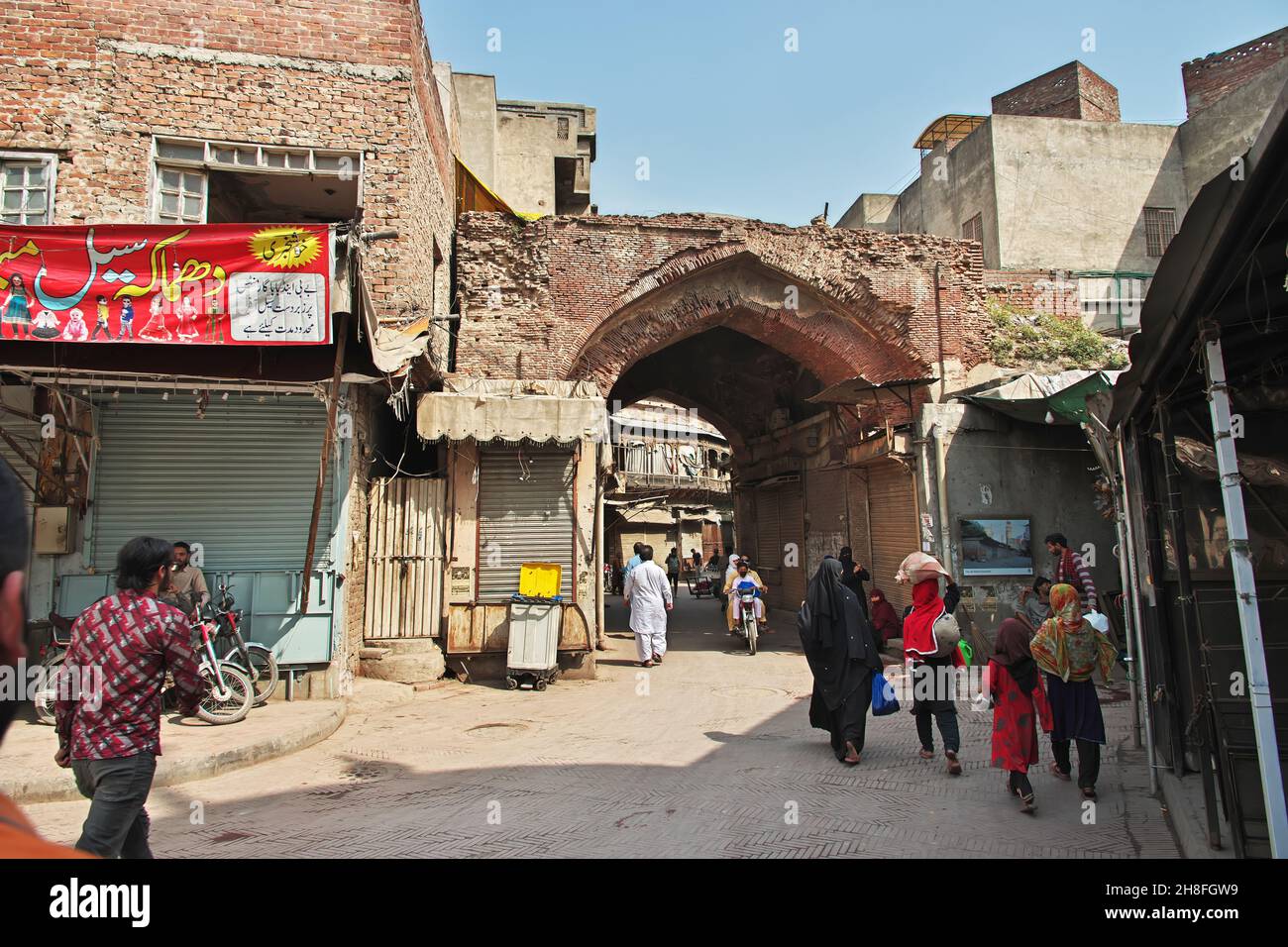 The old gate in Lahore, Punjab province, Pakistan Stock Photo - Alamy