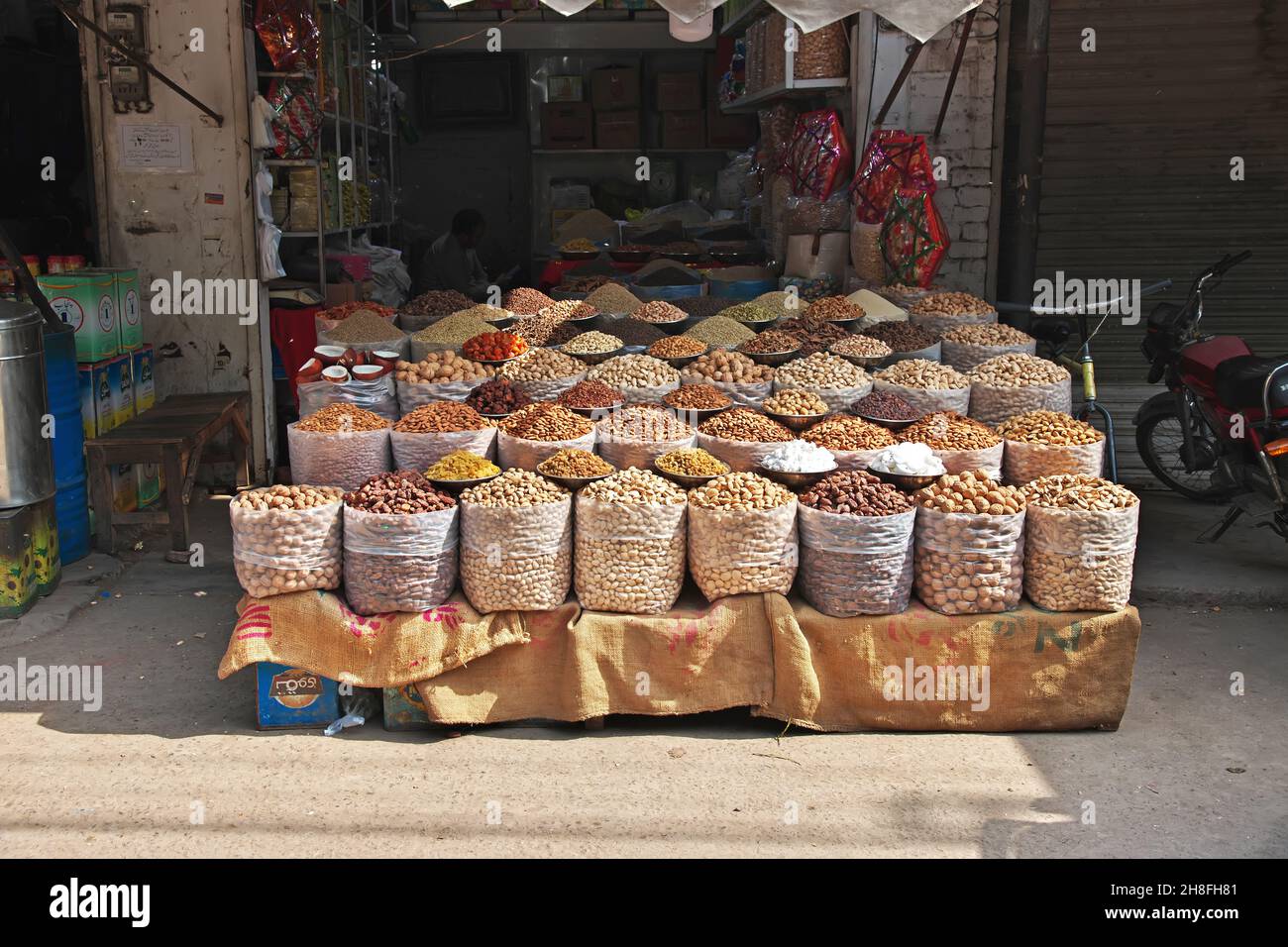 The local market in Lahore, Punjab province, Pakistan Stock Photo - Alamy