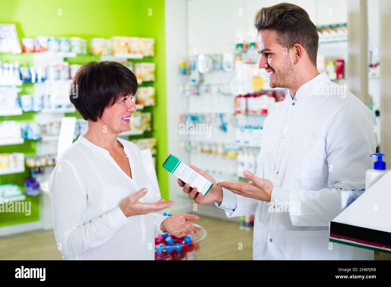 Helping customers hi-res stock photography and images - Alamy