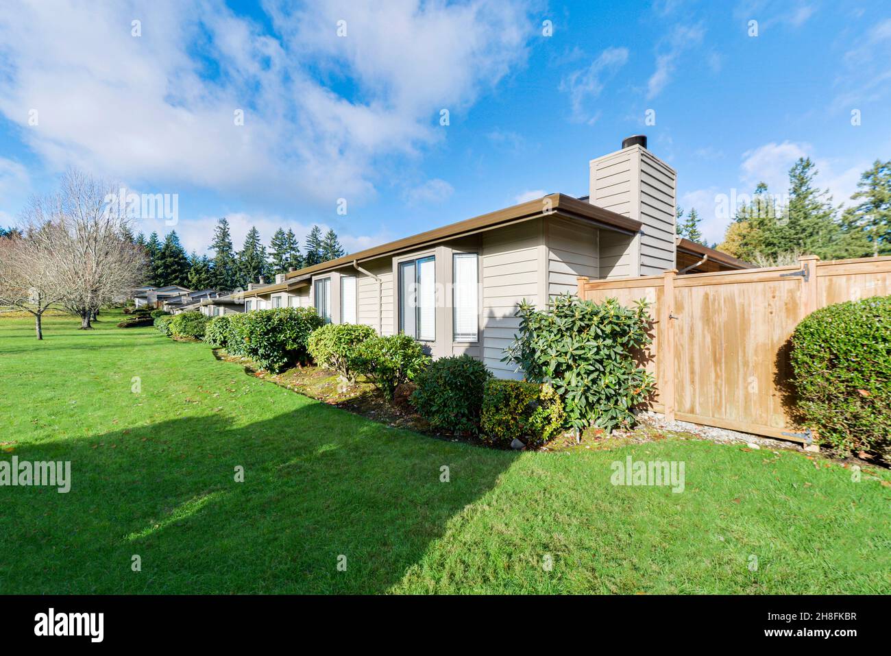 Modern residential backyard exterior Stock Photo - Alamy