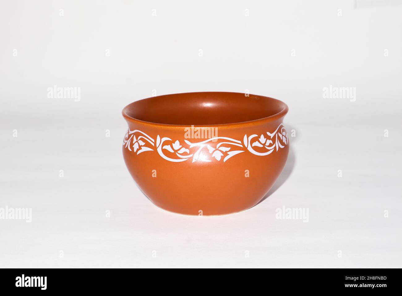 Empty clay pot hi-res stock photography and images - Alamy