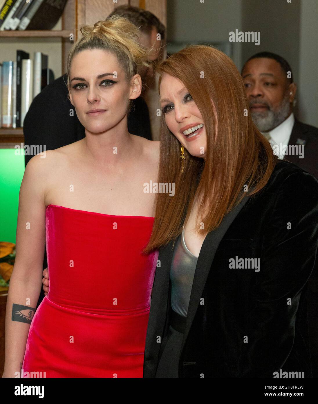 Winner of Performer Tribute Kristen Stewart and Julianne Moore pose in ...