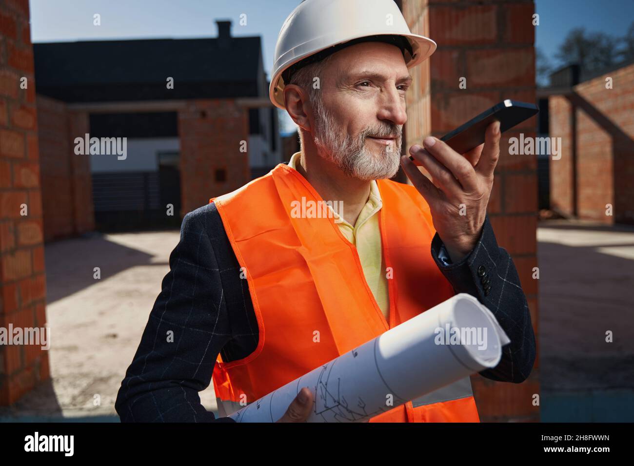 Builder in safety uniform talking hi-res stock photography and images ...
