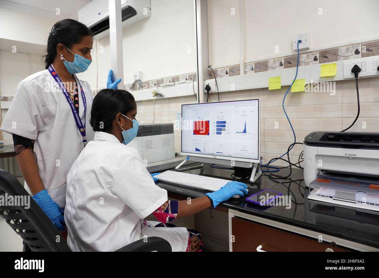 Chennai, Tamil Nadu, India. 30th Nov, 2021. A medical employee works in ...