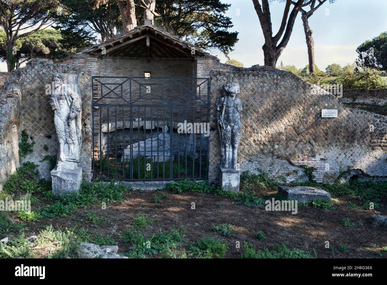 Domestic shrine ancient rome hi-res stock photography and images - Alamy