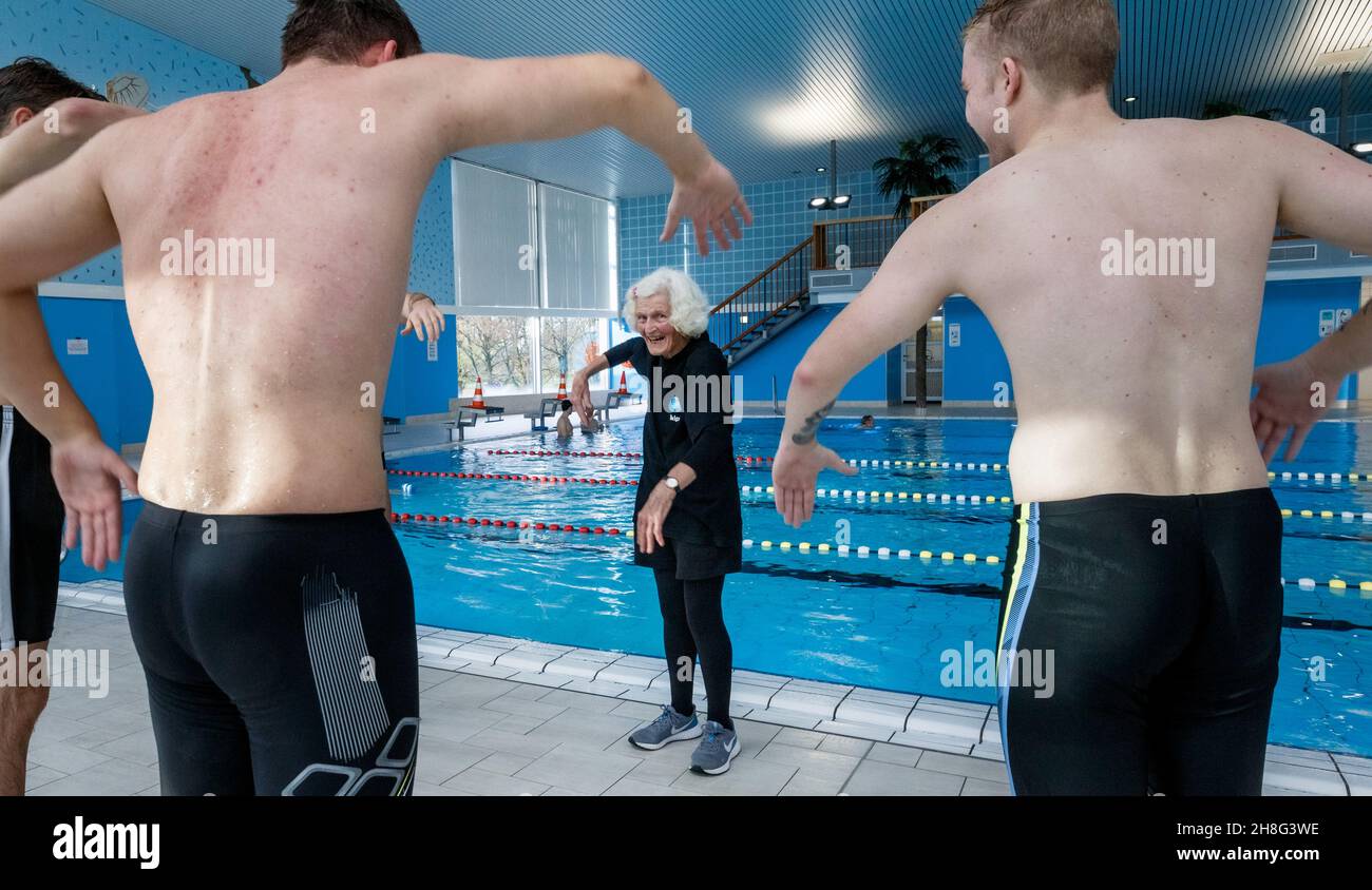 Rendsburg, Germany. 26th Nov, 2021. Swimming instructor Helga Wendt ...