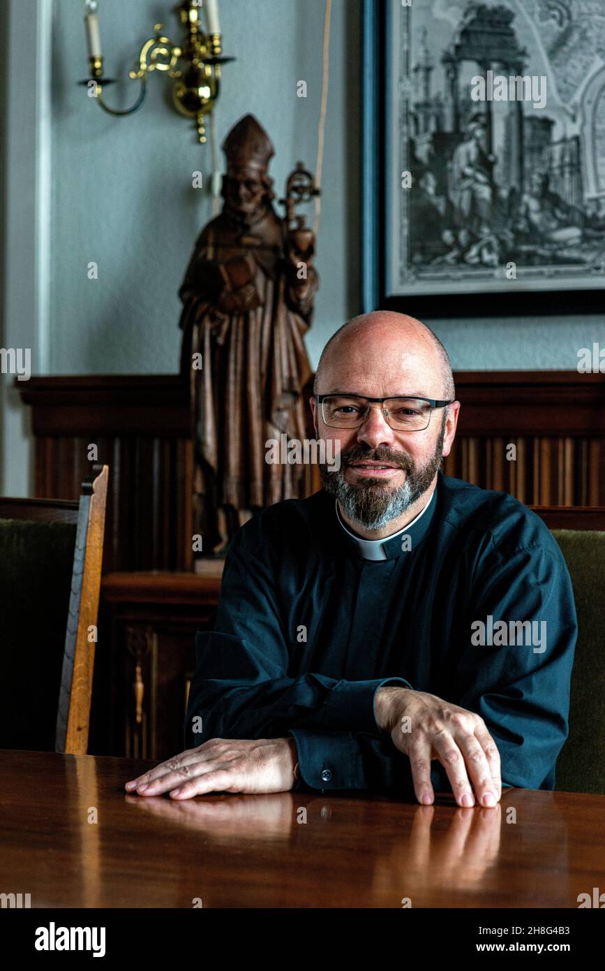 Catholic chaplan hi-res stock photography and images - Alamy