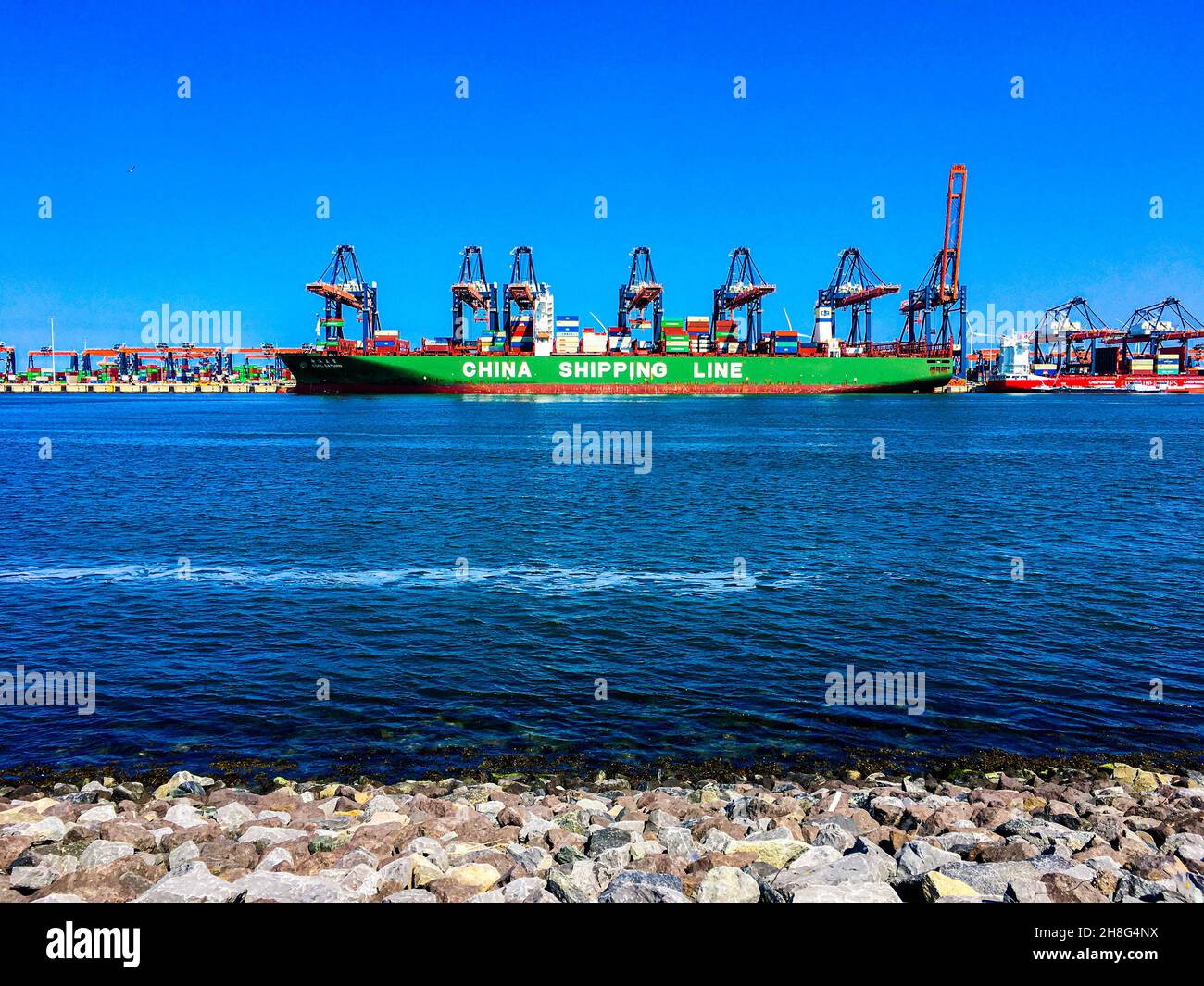 Apm terminals container ship port hi-res stock photography and images ...