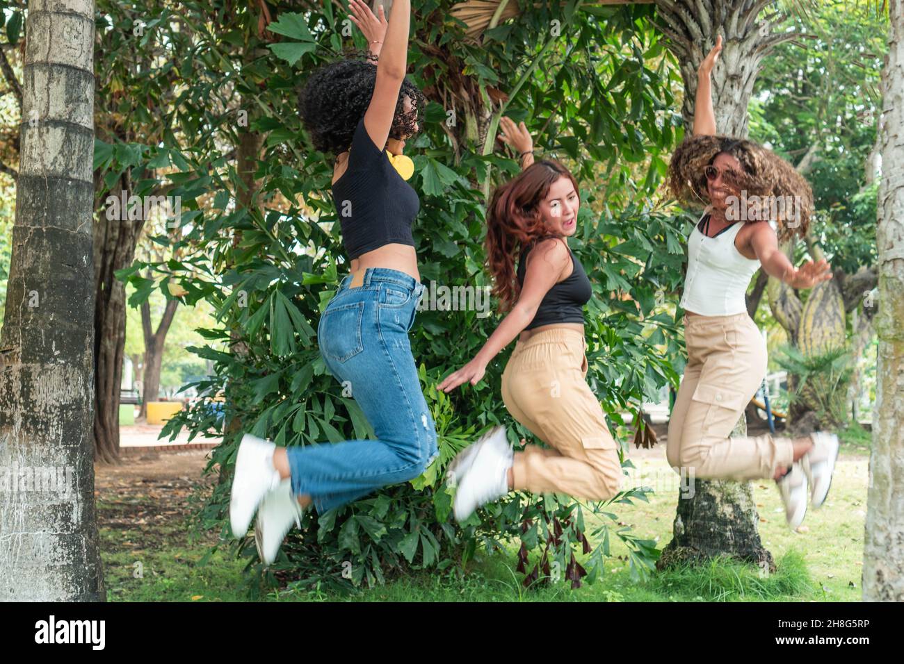 3 girls jumping hi-res stock photography and images - Alamy