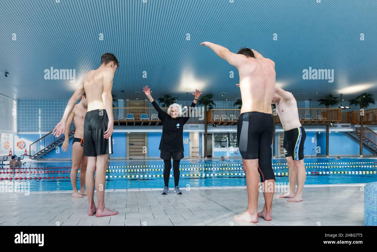 Rendsburg, Germany. 26th Nov, 2021. Swimming instructor Helga Wendt ...
