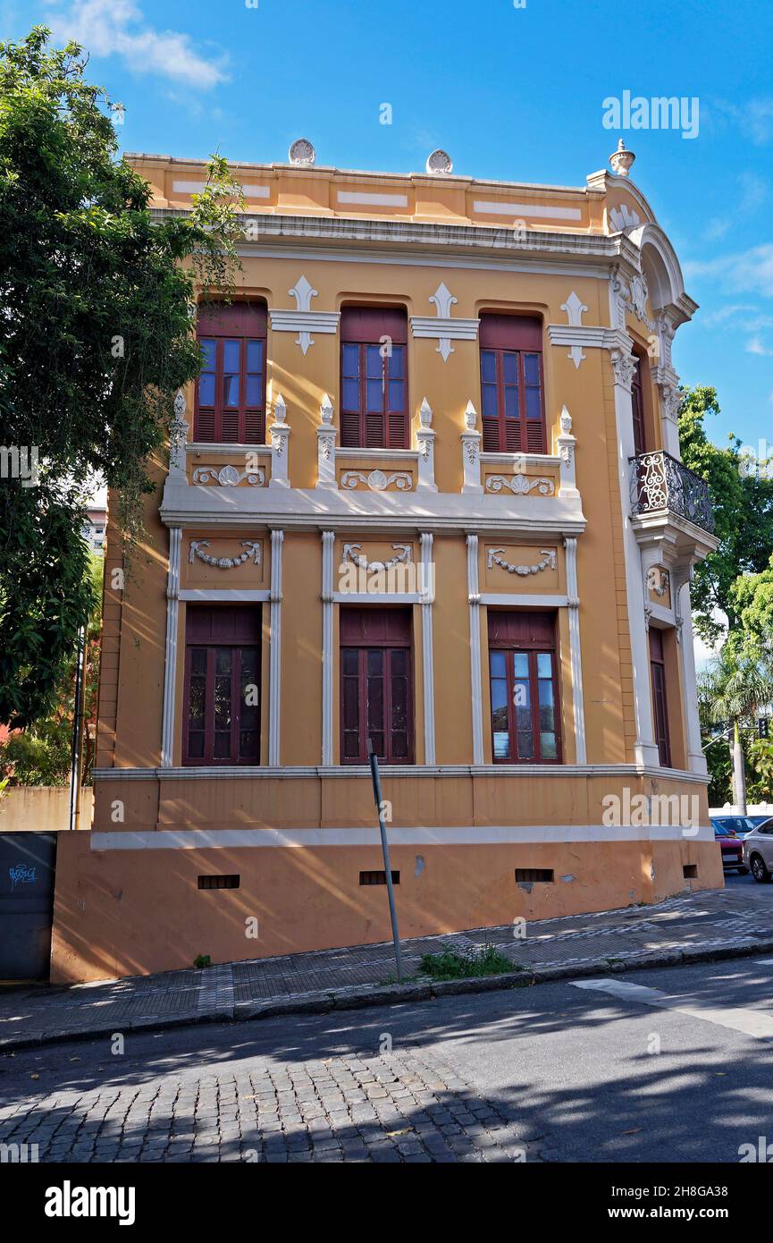 Yellow building facade hi-res stock photography and images - Alamy