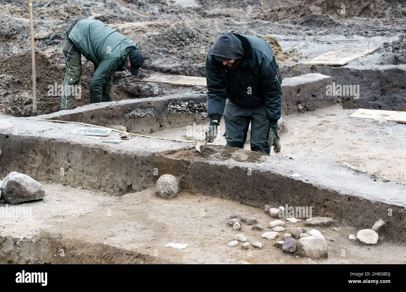 30 November 2021, Schleswig-Holstein, Archsum/Sylt: Archaeologists work ...