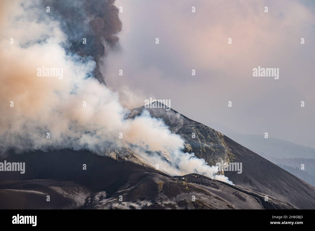 Volcano smoke hi-res stock photography and images - Alamy