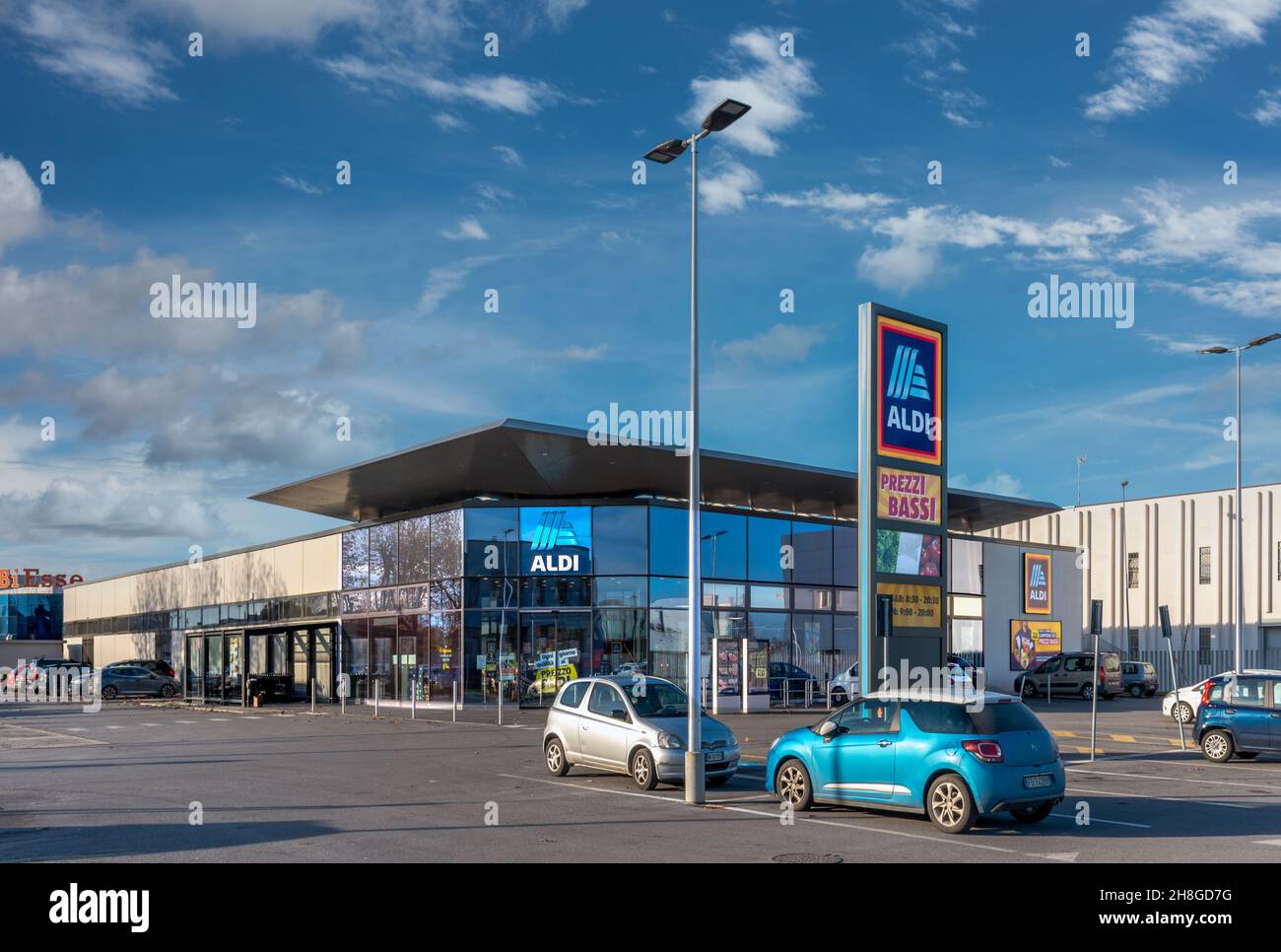 Aldi supermarket building architecture hi-res stock photography and ...