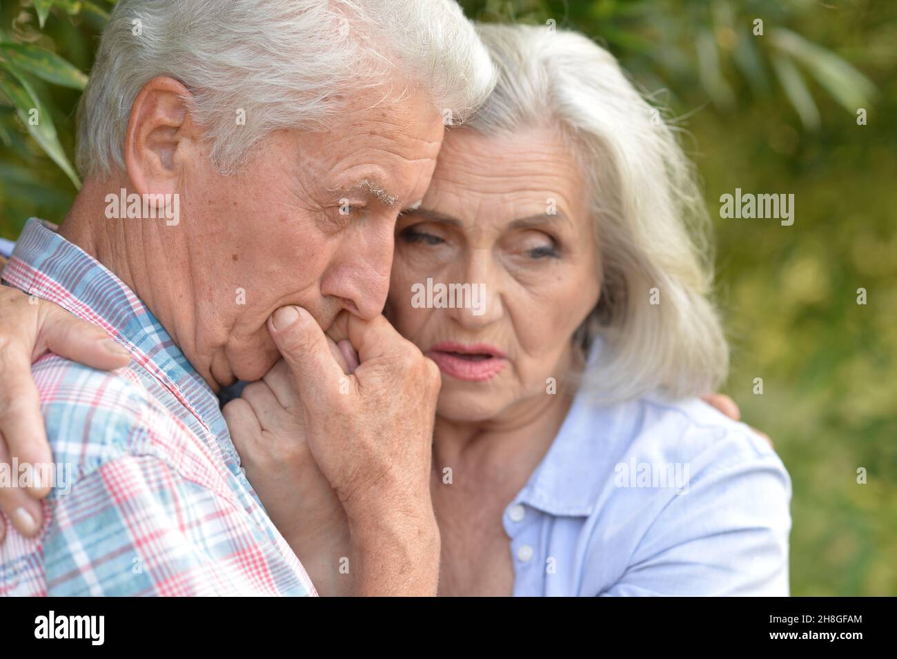 Sad couple hug park hi-res stock photography and images - Alamy