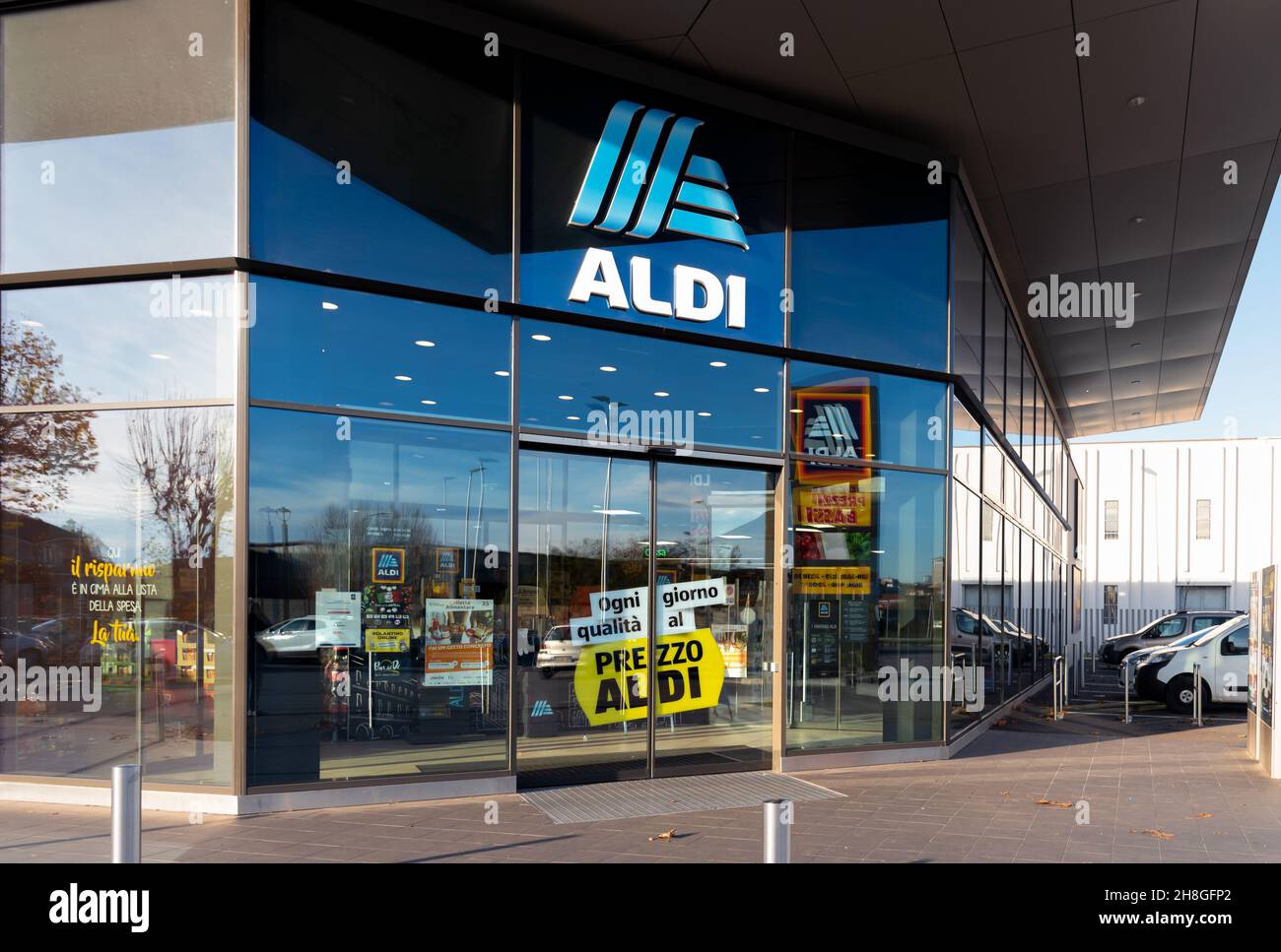 Aldi store 2021 hi-res stock photography and images - Alamy