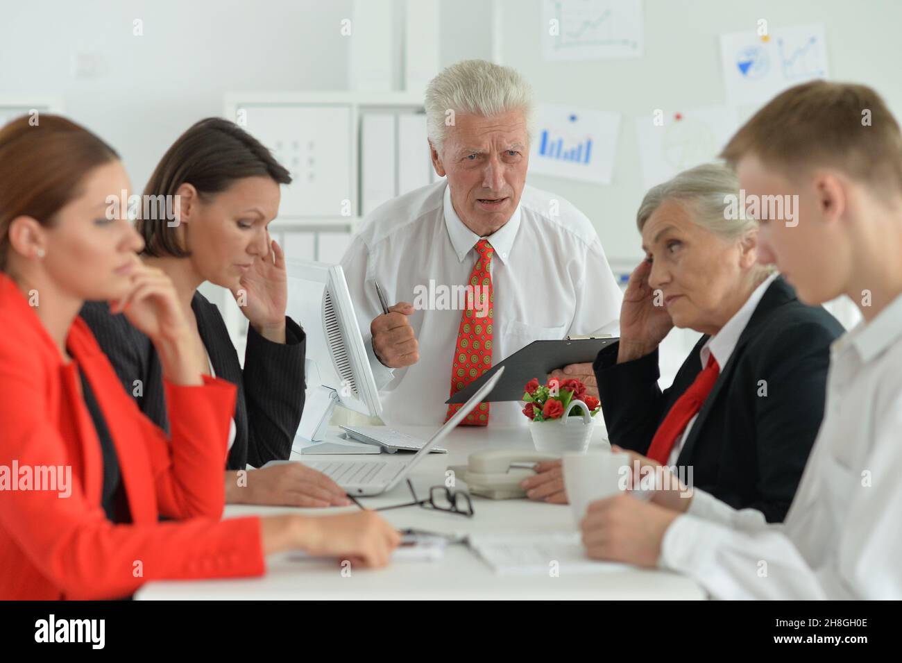 Team working in office hi-res stock photography and images - Alamy