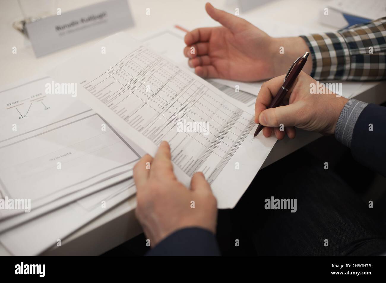 Hands documents desk pen to sign hi-res stock photography and images ...