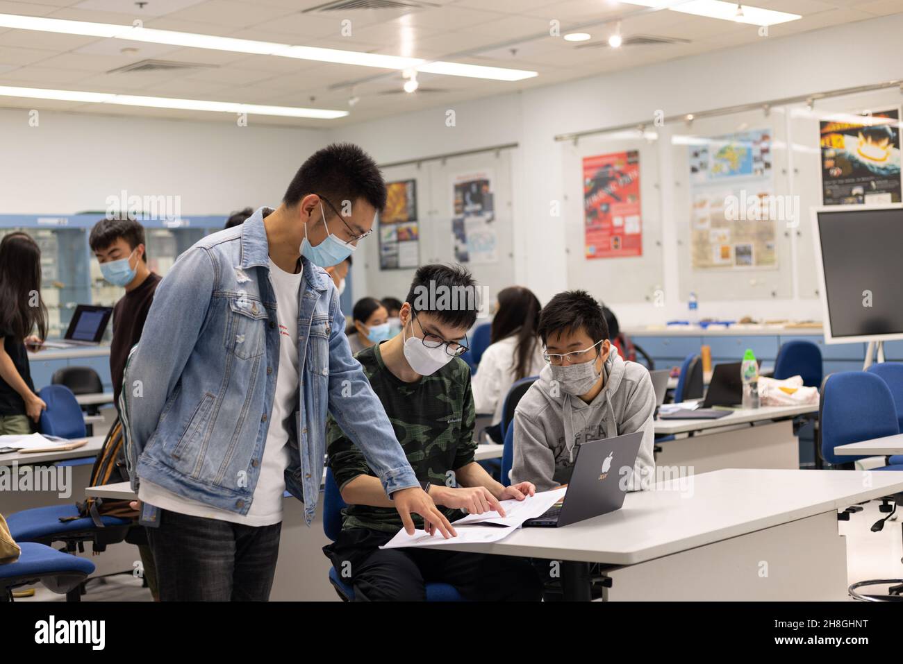 15 11 2021 group of happy young boys and girls with face mask work ...