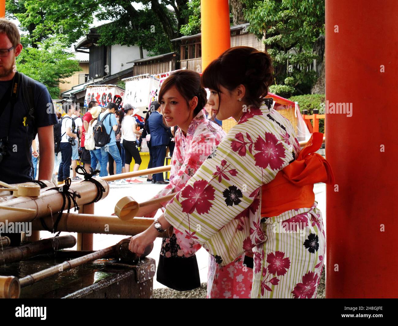 Women washing clothes japan hi-res stock photography and images - Alamy