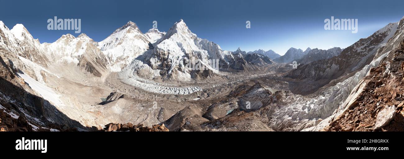 Beautiful view of mount Everest, Lhotse and nuptse from Pumo Ri base ...