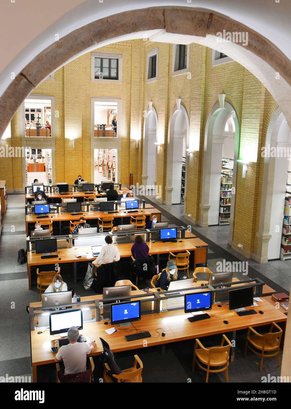 Leipzig, Germany. 26th Nov, 2021. In the university library, students ...