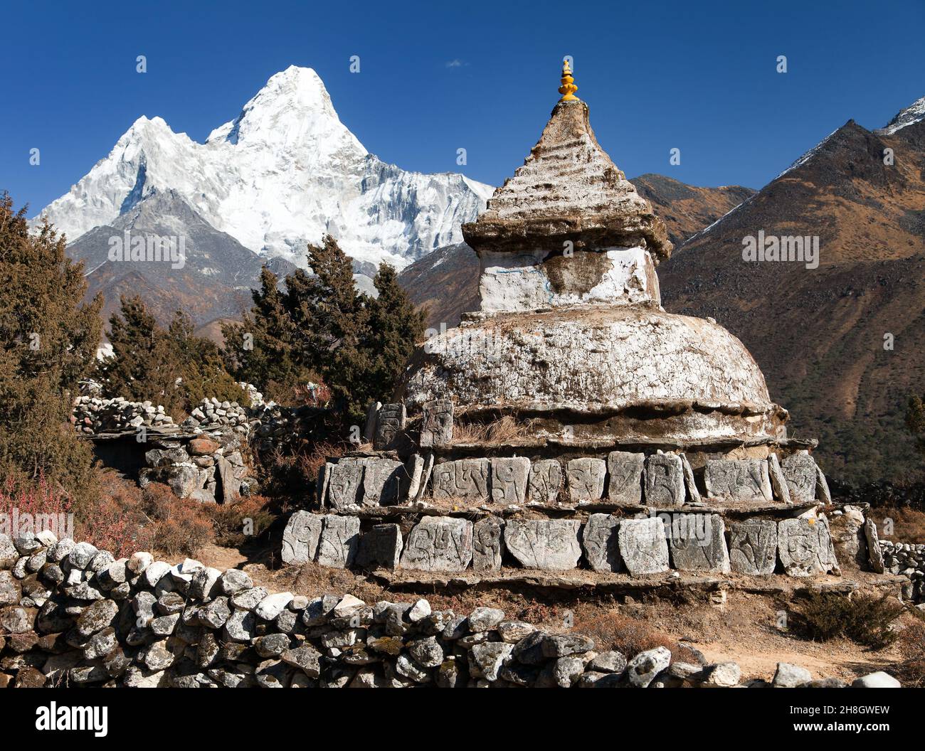 Stupa near Pangboche village with mount Ama Dablam - way to mount ...