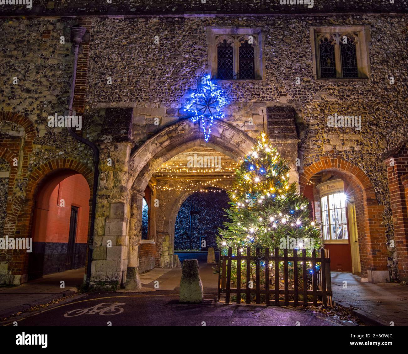 Winchester medieval gate hi-res stock photography and images - Alamy