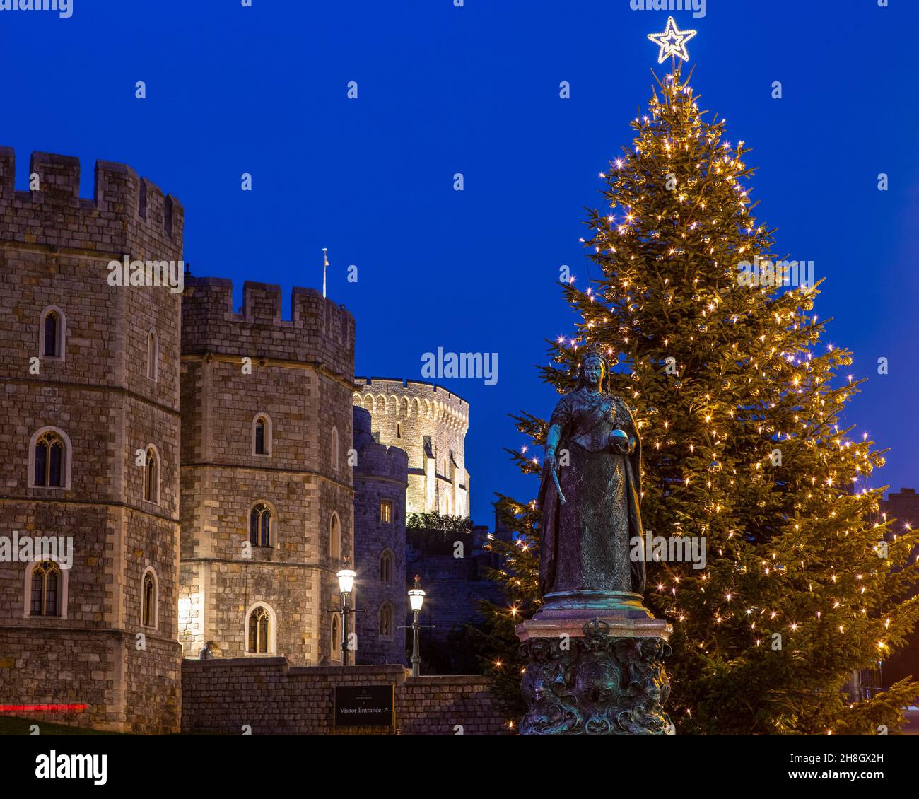 Windsor, UK - November 28th 2021: A beautifully illuminated Christmas ...