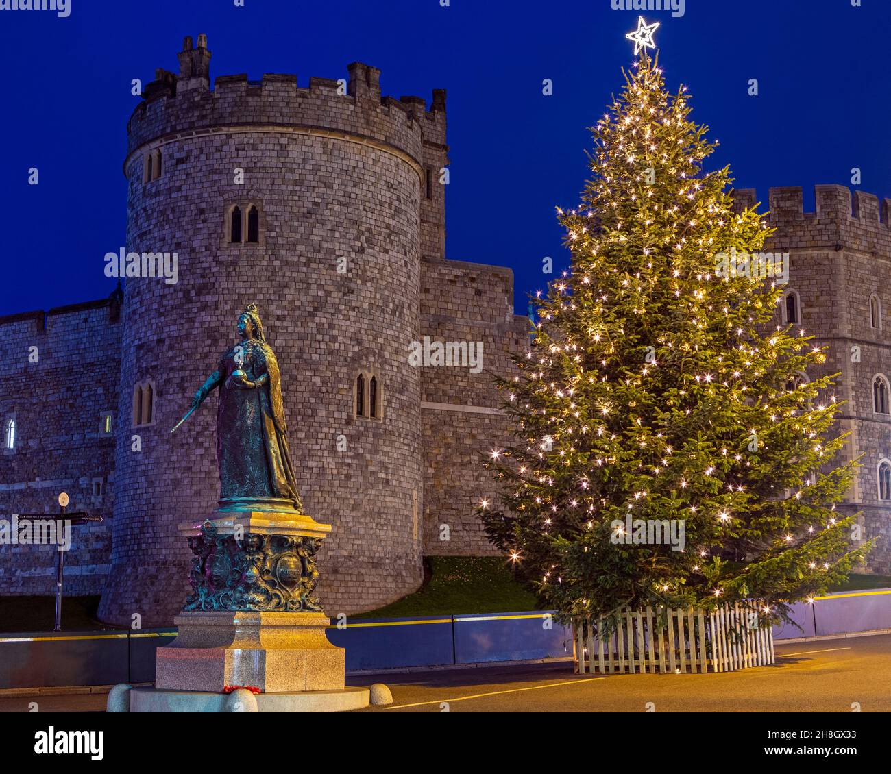 Windsor, UK - November 28th 2021: A beautifully illuminated Christmas ...