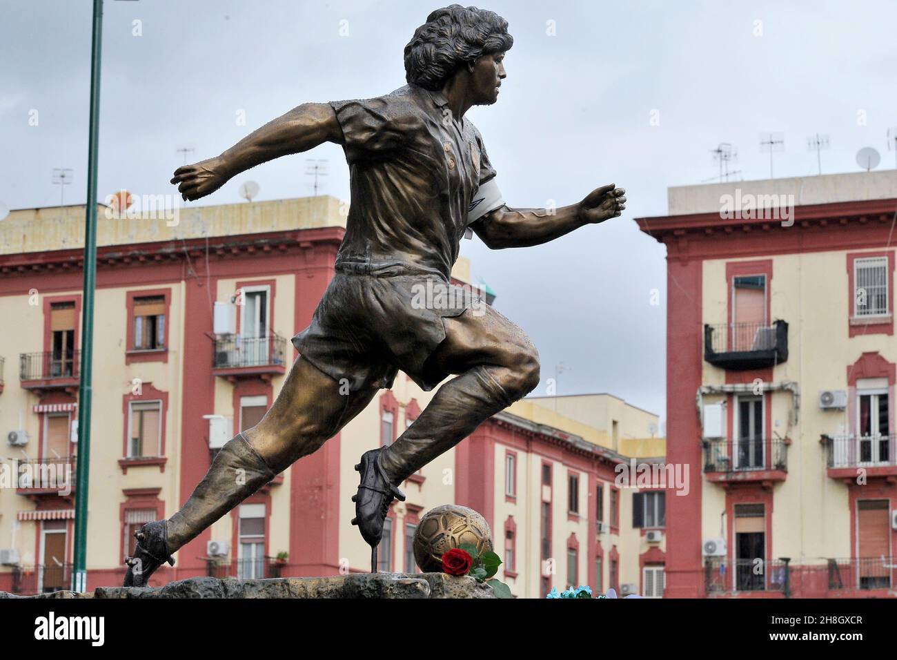 Giant statue of Diego Armando Maradona created and donated to the city ...