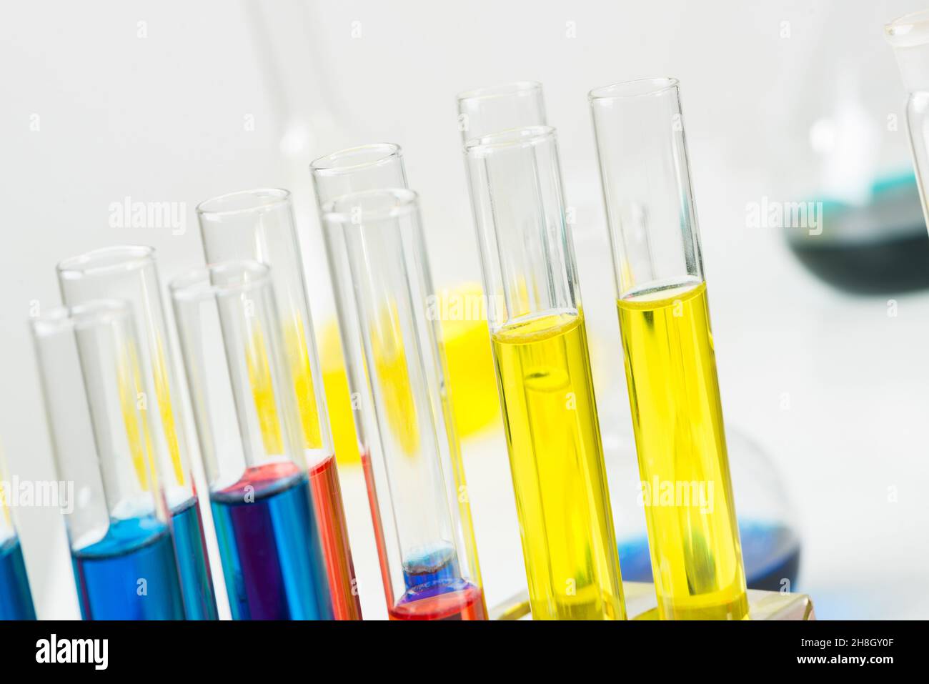 Chemistry lesson in school lab Stock Photo - Alamy