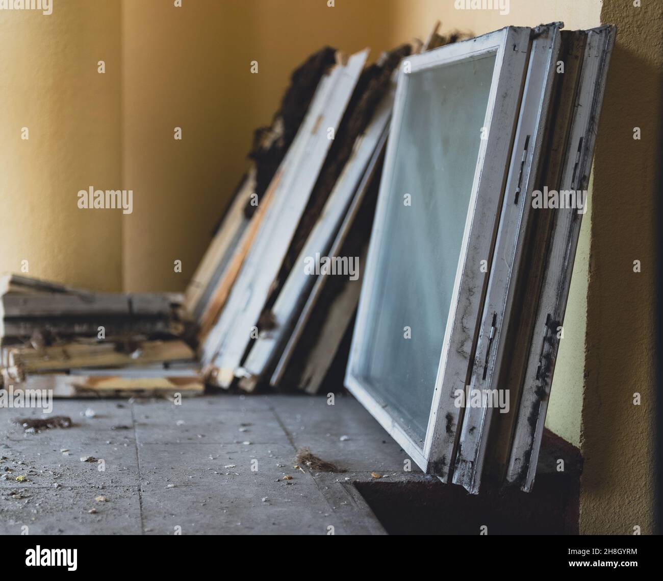 Replacement wooden windows hi-res stock photography and images - Alamy