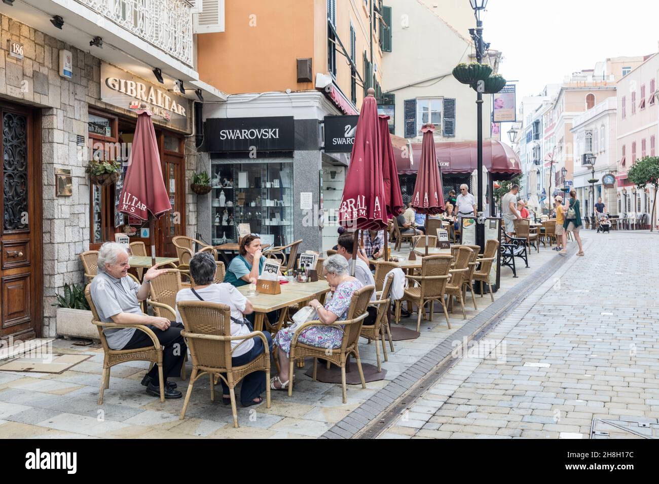 People sitting in an outdoor cafe hi-res stock photography and images ...