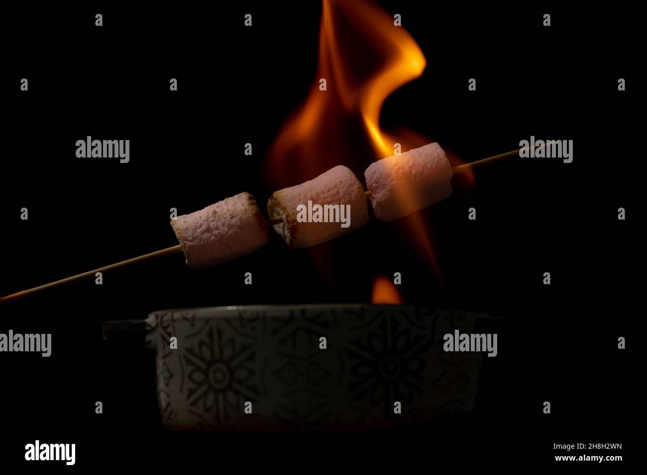 marshmallows skewered sweet on fire Stock Photo - Alamy