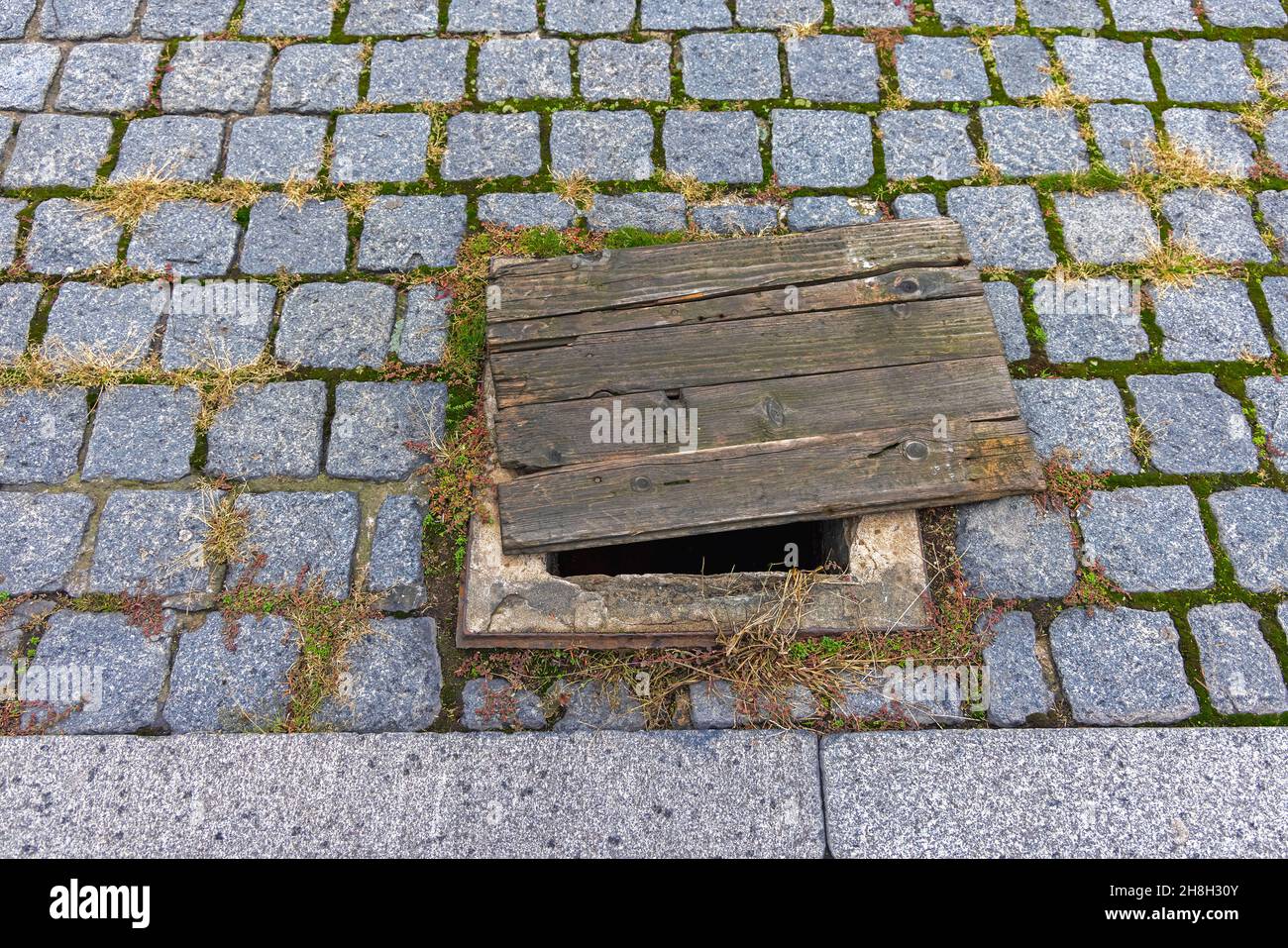 Open manhole hi-res stock photography and images - Alamy