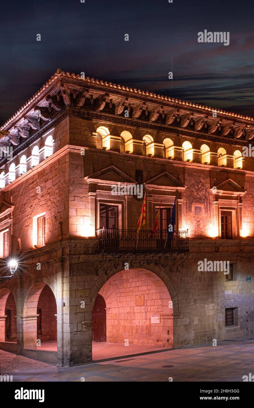 Night photography of the centre of Valderrobres at night, Matarr Stock ...