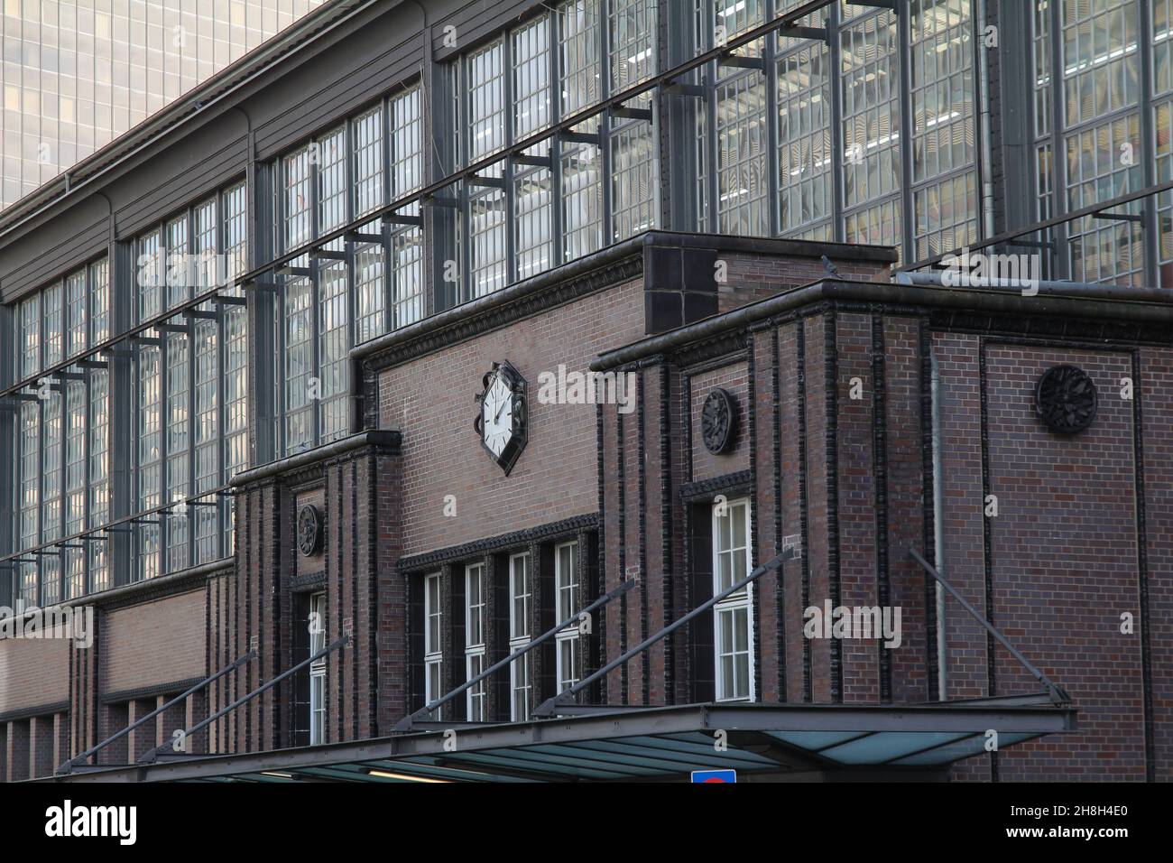 Station exterior hi-res stock photography and images - Alamy