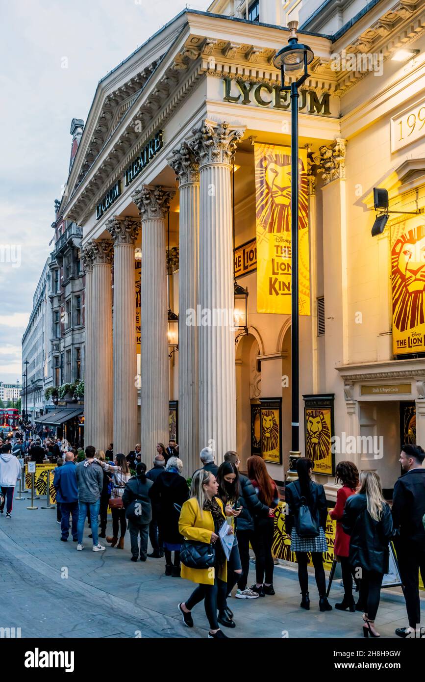 Queue london theatre hi-res stock photography and images - Alamy