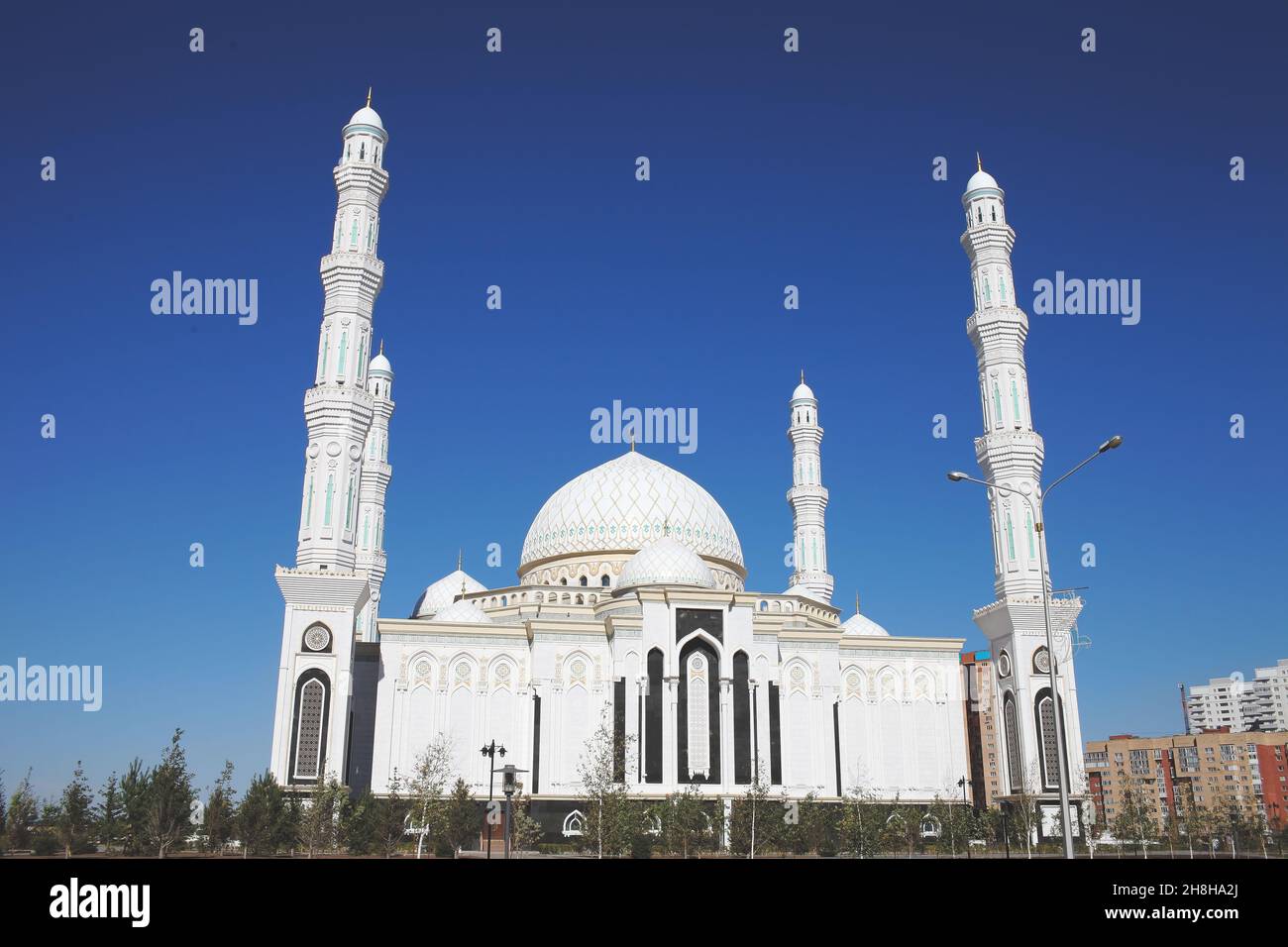 White urban mosque in the summer day Stock Photo - Alamy