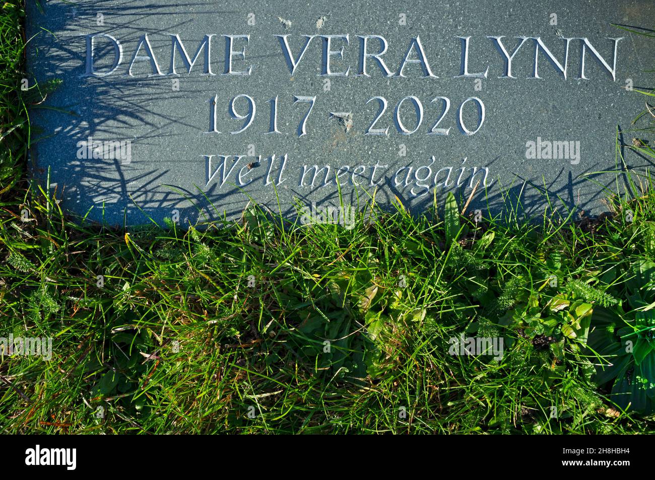 The last resting place of Vera Lynn Stock Photo - Alamy