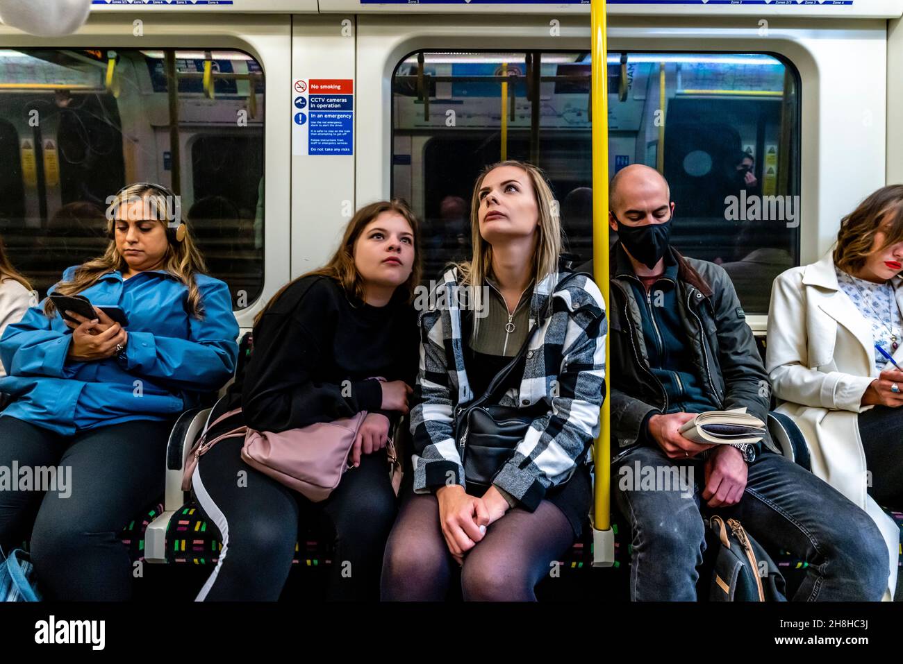 London underground face masks hi-res stock photography and images - Alamy