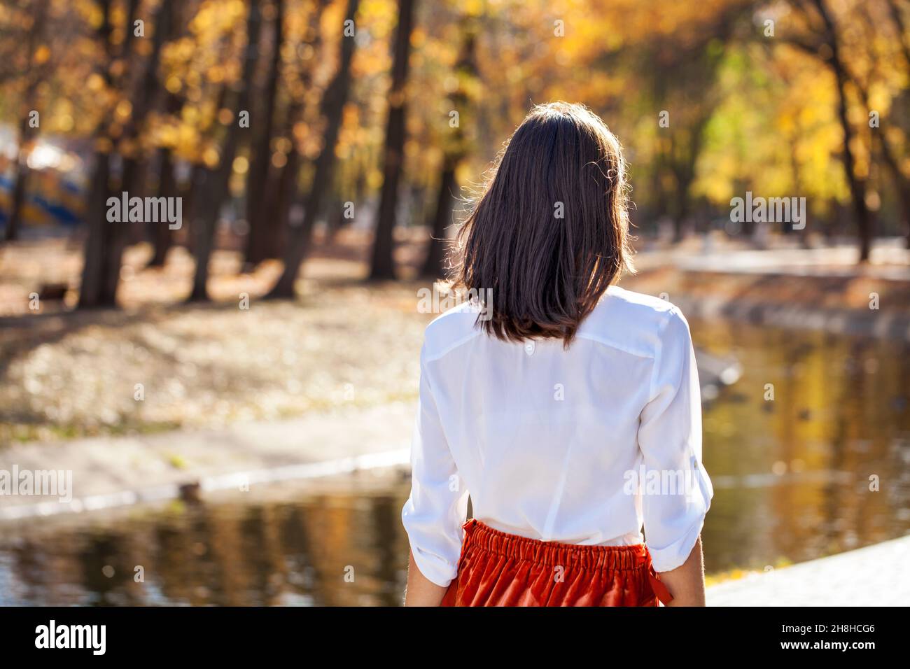 Brunette hair model. Back view young woman, autumn park outdoor Stock ...