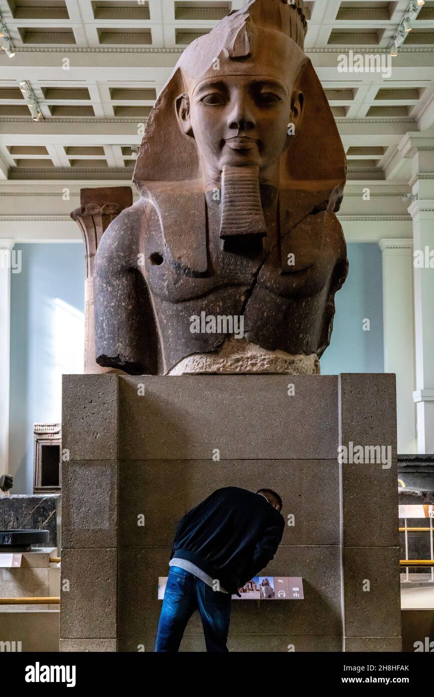 London statue of ramses the great bust of ramses hi-res stock ...