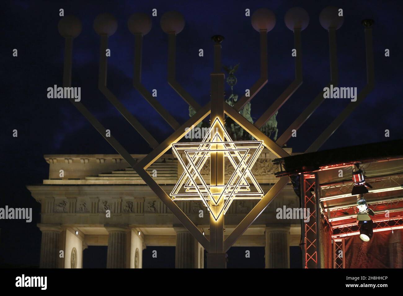 Seven lamp ancient hebrew lampstand hi-res stock photography and images ...