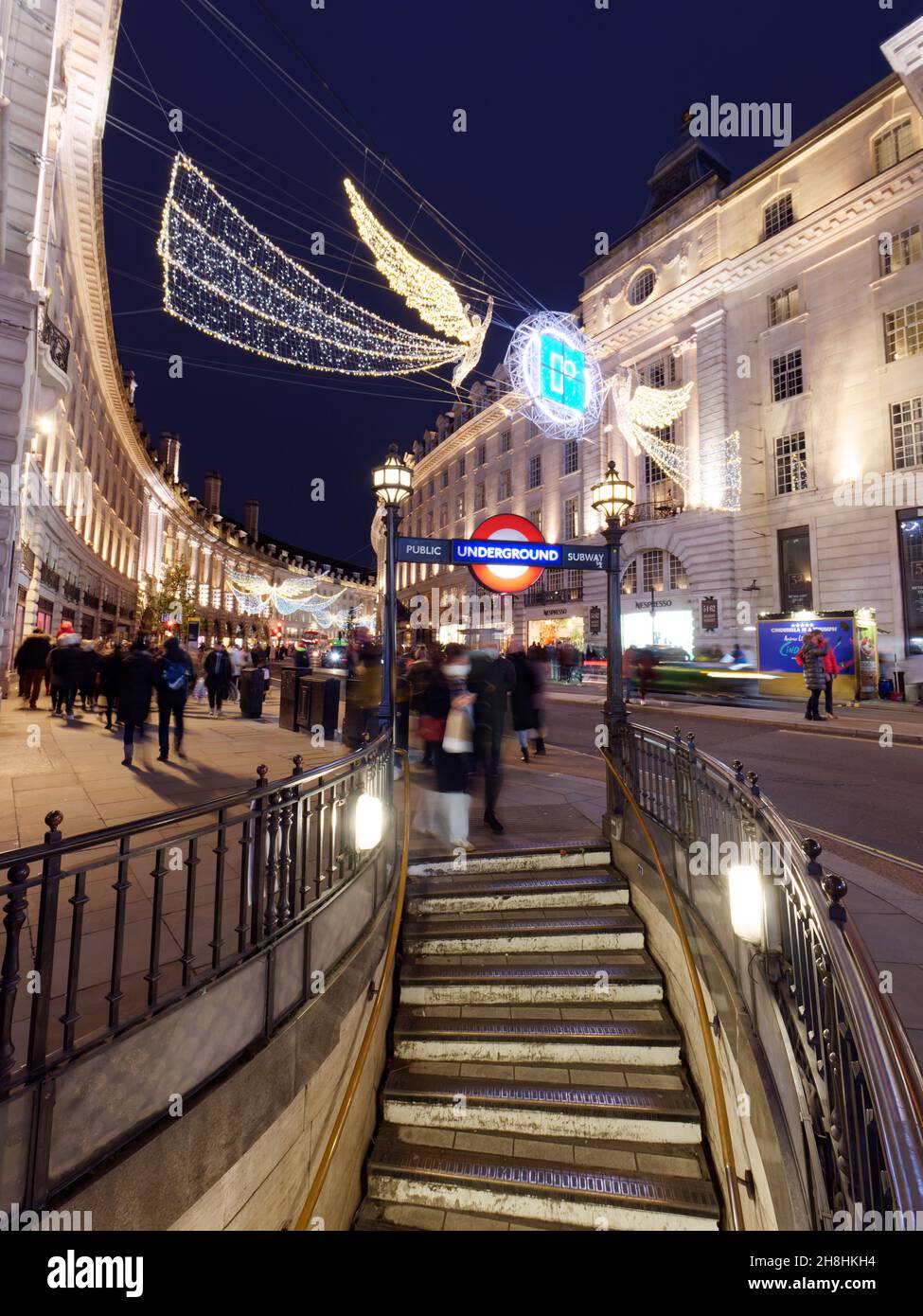 Piccadilly circus underground sign hi-res stock photography and images ...