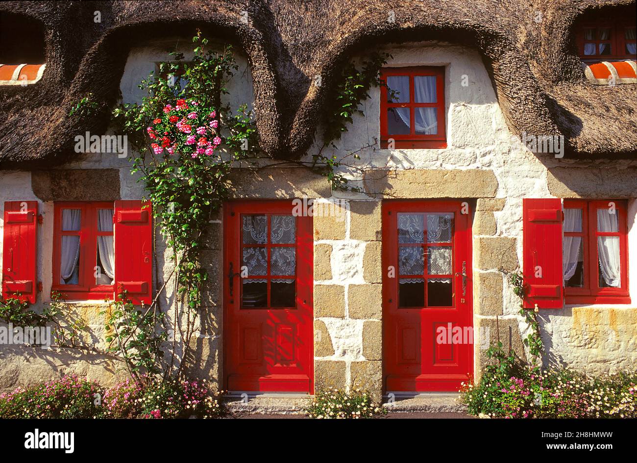 Volets rouges hi-res stock photography and images - Alamy
