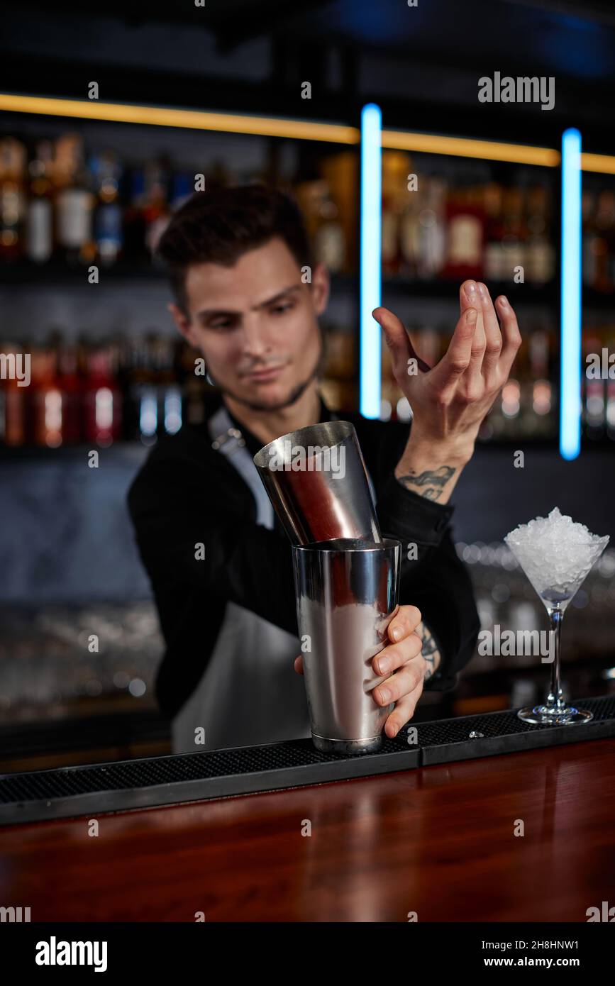 Shaking cocktails hi-res stock photography and images - Alamy